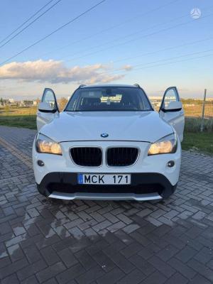 Balts BMW X1 2010 Kauņa, ar dzinēja tilpumu 2.00 L un nobraukumu 295 tūkst. km par 4599 €, foto  vietnē AUTOMOTO.COM.LV