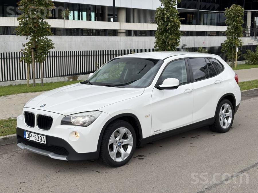 White BMW X1 2010 in Riga, with an engine capacity of 2.00 L and mileage of 182 thousand km for 6999 €, photo 1 on AUTOMOTO.COM.LV