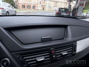 White BMW X1 2010 in Riga, with an engine capacity of 2.00 L and mileage of 182 thousand km for 6999 €, photo 17 on AUTOMOTO.COM.LV