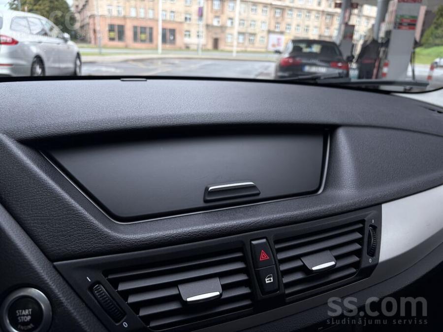 White BMW X1 2010 in Riga, with an engine capacity of 2.00 L and mileage of 182 thousand km for 6999 €, photo 17 on AUTOMOTO.COM.LV