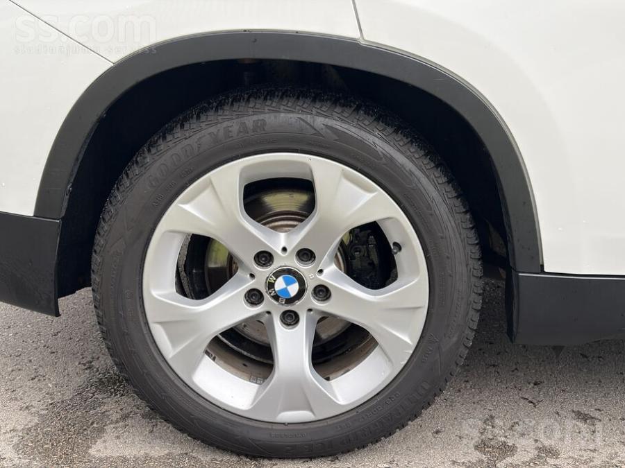 White BMW X1 2010 in Riga, with an engine capacity of 2.00 L and mileage of 182 thousand km for 6999 €, photo 25 on AUTOMOTO.COM.LV