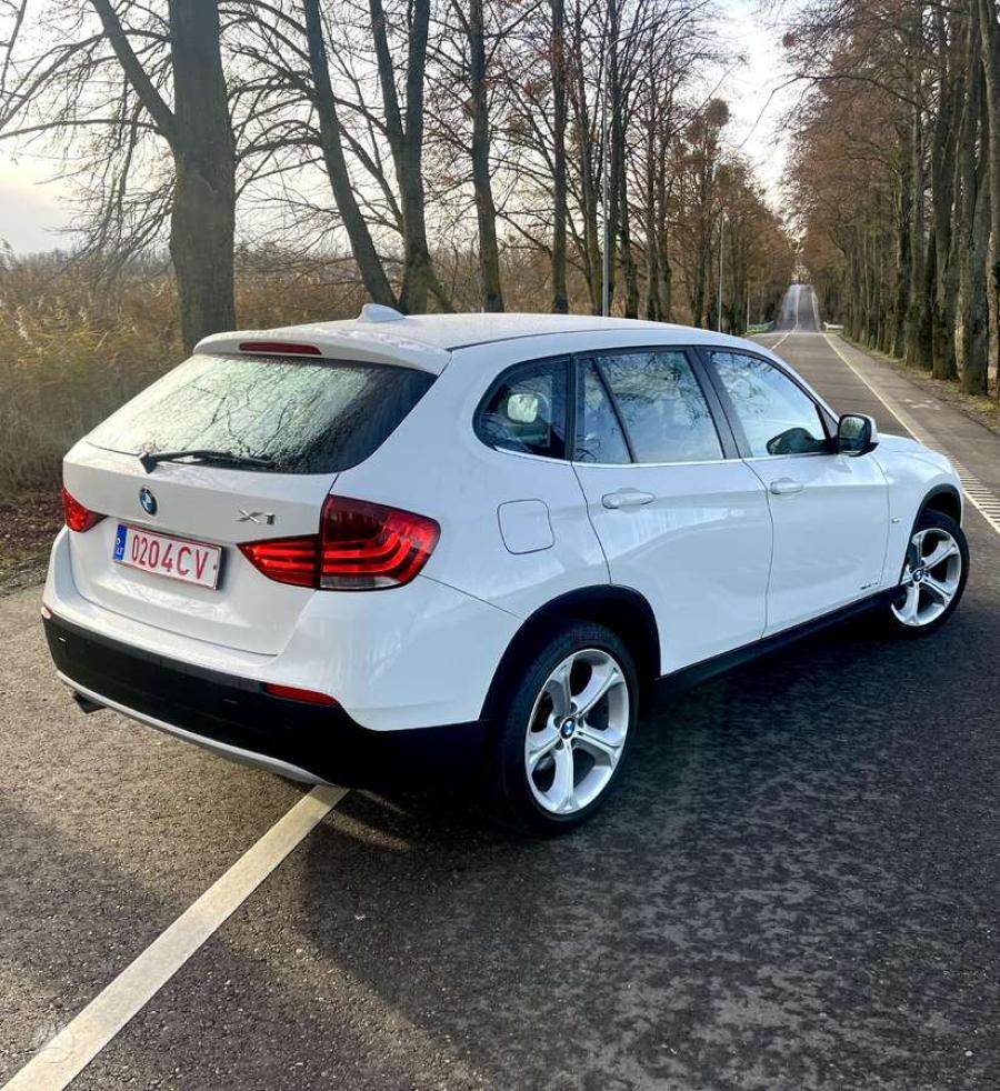 White BMW X1 2011 in Kaunas, with an engine capacity of 2.00 L and mileage of 317 thousand km for 7000 €, photo 2 on AUTOMOTO.COM.LV