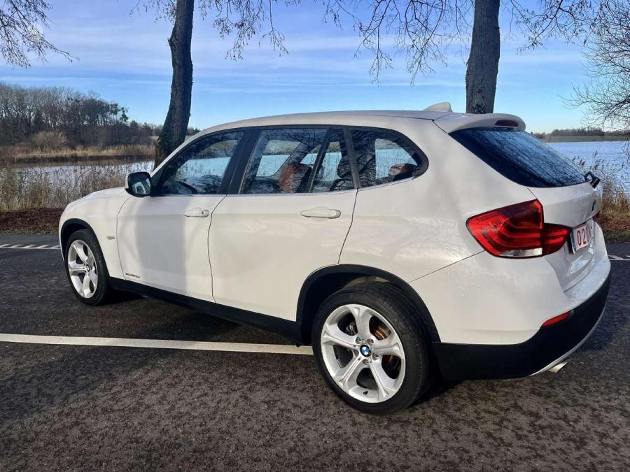 White BMW X1 2011 in Kaunas, with an engine capacity of 2.00 L and mileage of 317 thousand km for 7000 €, photo 3 on AUTOMOTO.COM.LV