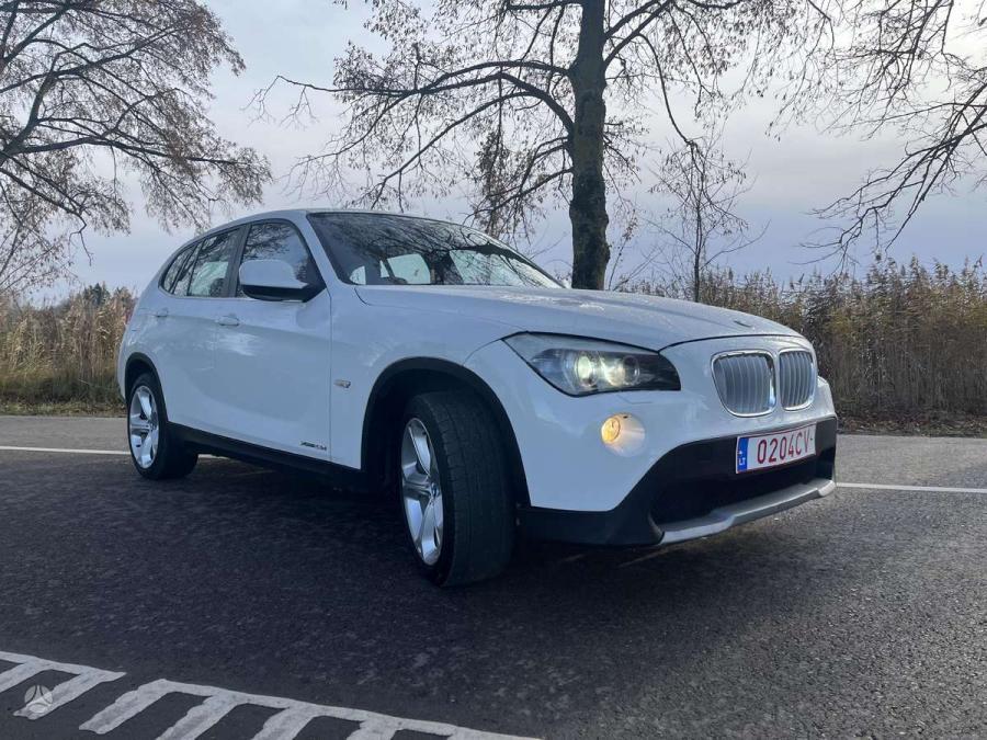 White BMW X1 2011 in Kaunas, with an engine capacity of 2.00 L and mileage of 317 thousand km for 7000 €, photo 4 on AUTOMOTO.COM.LV
