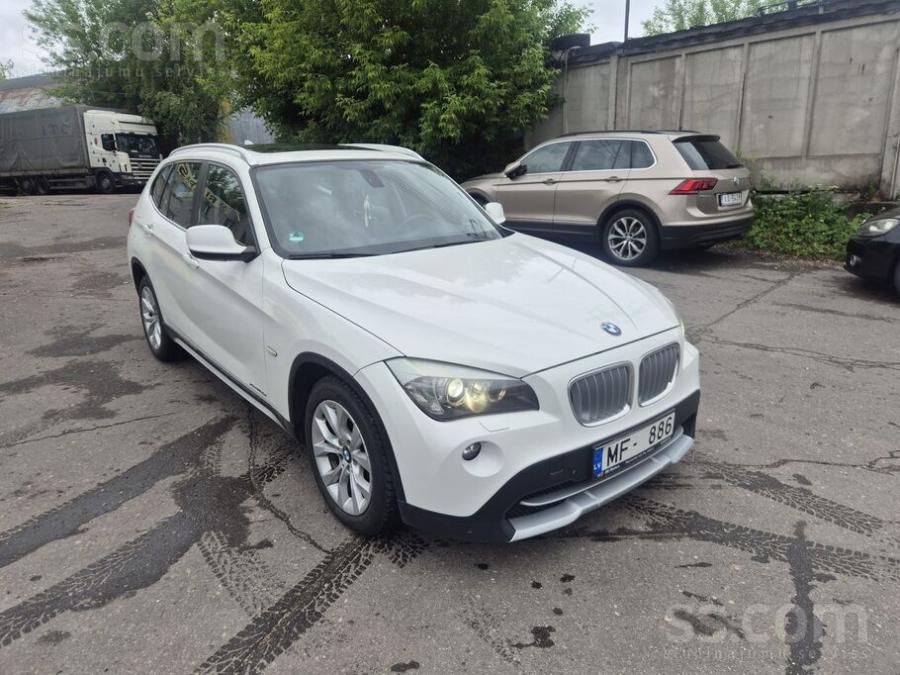 White BMW X1 2011 in Riga, with an engine capacity of 2.00 L and mileage of 293 thousand km for 6990 €, photo 3 on AUTOMOTO.COM.LV