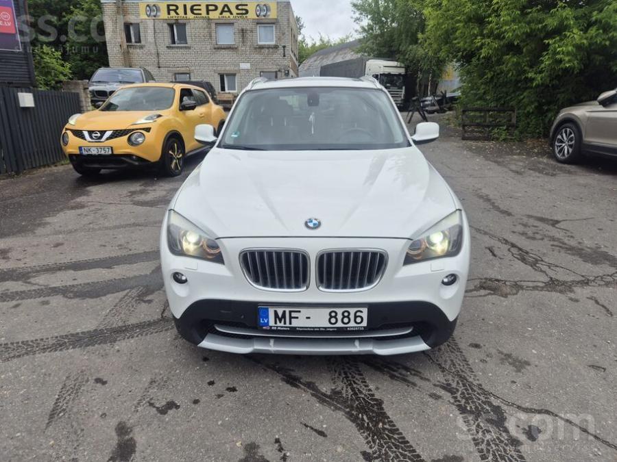 White BMW X1 2011 in Riga, with an engine capacity of 2.00 L and mileage of 293 thousand km for 6990 €, photo 4 on AUTOMOTO.COM.LV