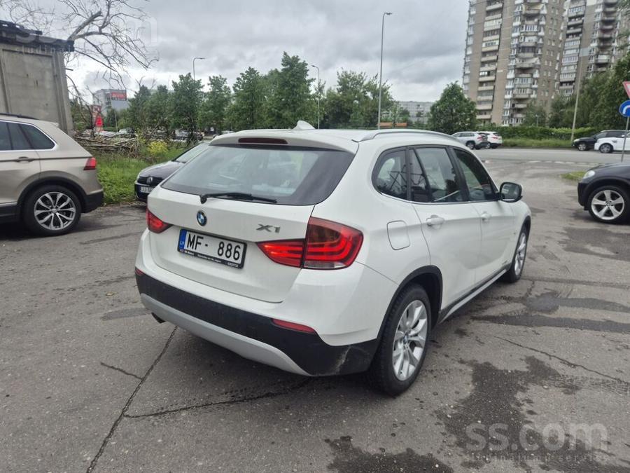 White BMW X1 2011 in Riga, with an engine capacity of 2.00 L and mileage of 293 thousand km for 6990 €, photo 7 on AUTOMOTO.COM.LV