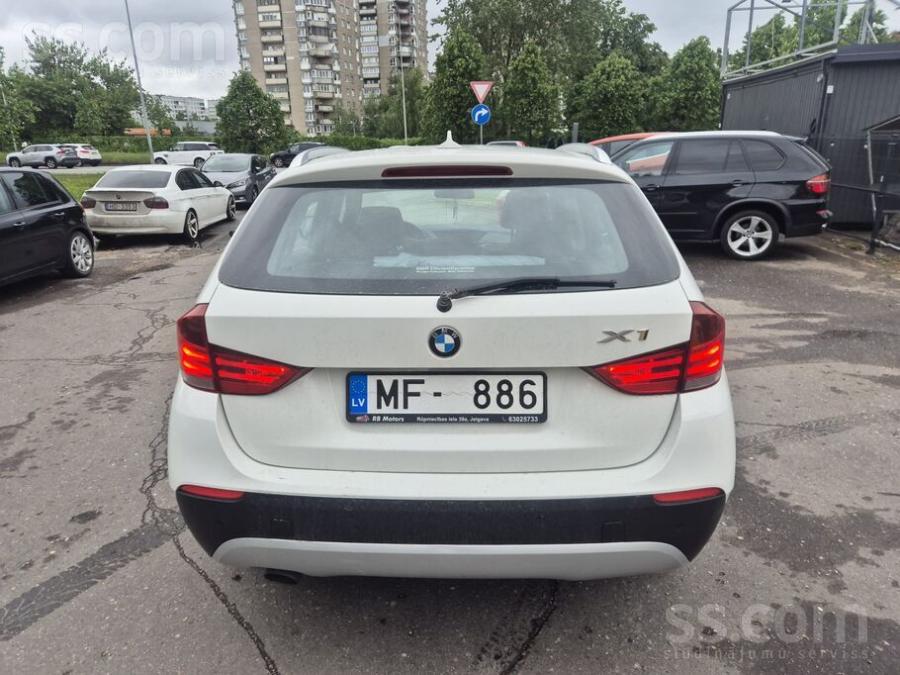White BMW X1 2011 in Riga, with an engine capacity of 2.00 L and mileage of 293 thousand km for 6990 €, photo 8 on AUTOMOTO.COM.LV