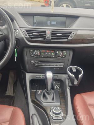 White BMW X1 2011 in Riga, with an engine capacity of 2.00 L and mileage of 293 thousand km for 6990 €, photo 13 on AUTOMOTO.COM.LV