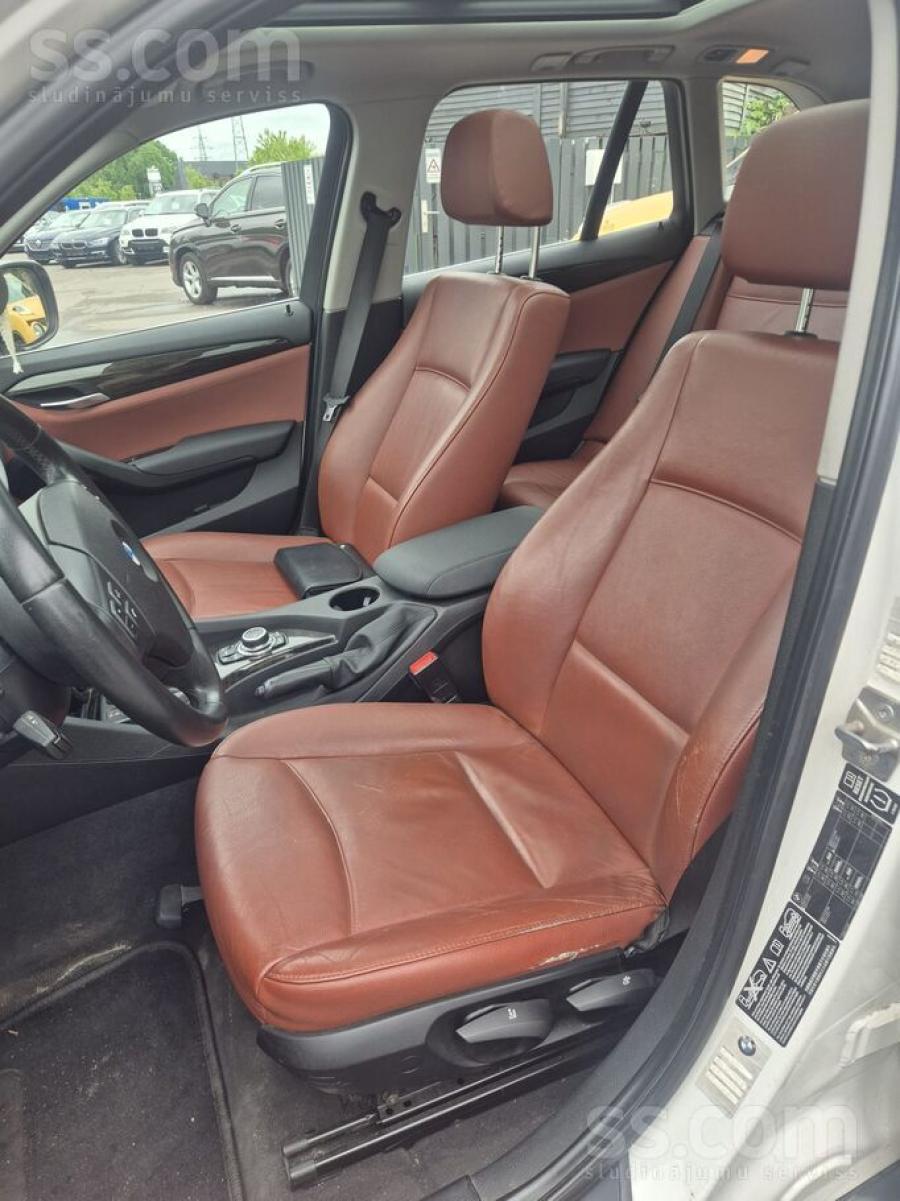 White BMW X1 2011 in Riga, with an engine capacity of 2.00 L and mileage of 293 thousand km for 6990 €, photo 14 on AUTOMOTO.COM.LV