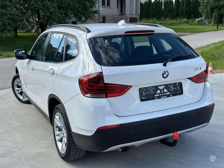 White BMW X1 2011 in Alytus, with an engine capacity of 2.00 L and mileage of 287 thousand km for 7850 €, photo 4 on AUTOMOTO.COM.LV