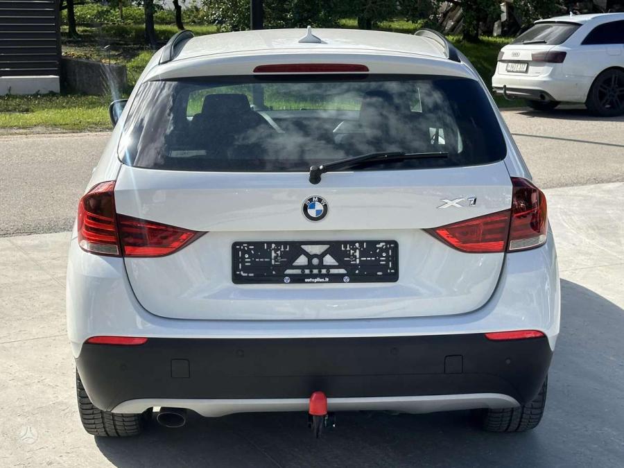 White BMW X1 2011 in Alytus, with an engine capacity of 2.00 L and mileage of 287 thousand km for 7850 €, photo 5 on AUTOMOTO.COM.LV