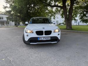 Balts BMW X1 2011 Šakiai, ar dzinēja tilpumu 2.00 L un nobraukumu 263 tūkst. km par 6300 €, foto  vietnē AUTOMOTO.COM.LV