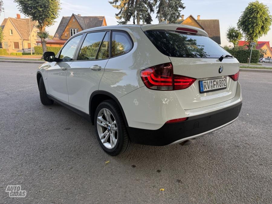 Balts BMW X1 2011 Šakiai, ar dzinēja tilpumu 2.00 L un nobraukumu 263 tūkst. km par 6300 €, foto 8 vietnē AUTOMOTO.COM.LV
