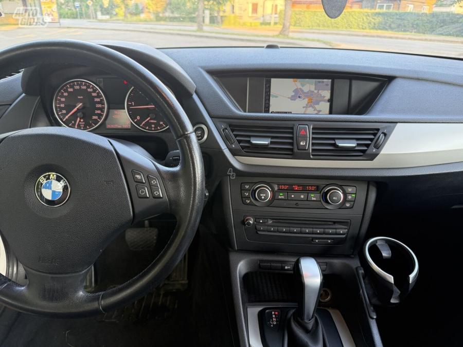 Balts BMW X1 2011 Šakiai, ar dzinēja tilpumu 2.00 L un nobraukumu 263 tūkst. km par 6300 €, foto 11 vietnē AUTOMOTO.COM.LV
