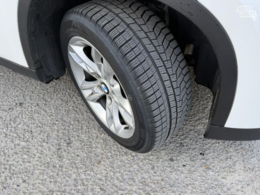 Balts BMW X1 2011 Šakiai, ar dzinēja tilpumu 2.00 L un nobraukumu 263 tūkst. km par 6300 €, foto 13 vietnē AUTOMOTO.COM.LV