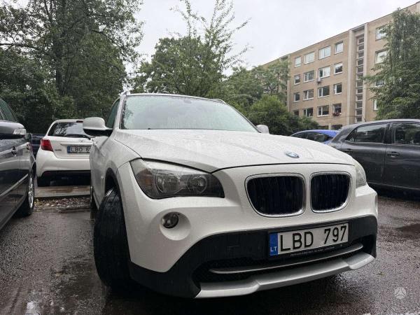 White BMW X1 2011 in Vilnius, with an engine capacity of 2.00 L and mileage of 260 thousand km for 5950 €, photo 1 on AUTOMOTO.COM.LV