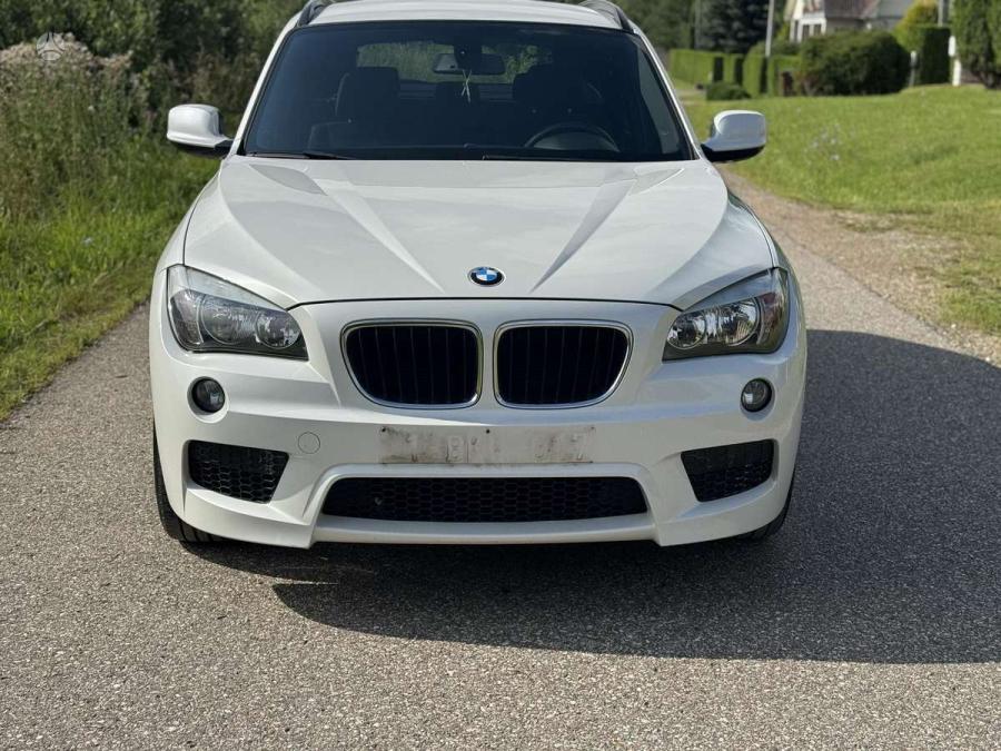 White BMW X1 2011 in Utena, with an engine capacity of 2.00 L and mileage of 240 thousand km for 6250 €, photo 3 on AUTOMOTO.COM.LV