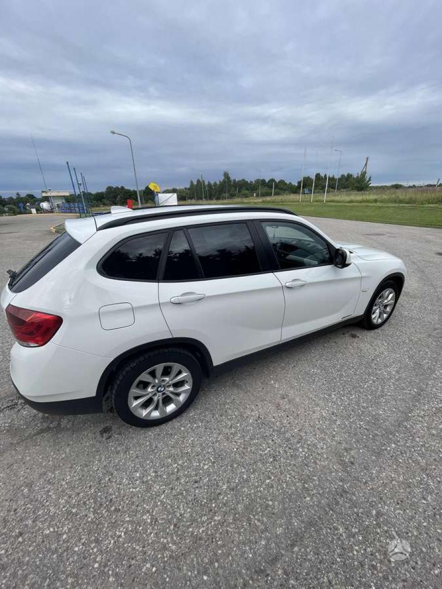 White BMW X1 2011 in Akmene, with an engine capacity of 2.00 L and mileage of 240 thousand km for 7100 €, photo 4 on AUTOMOTO.COM.LV