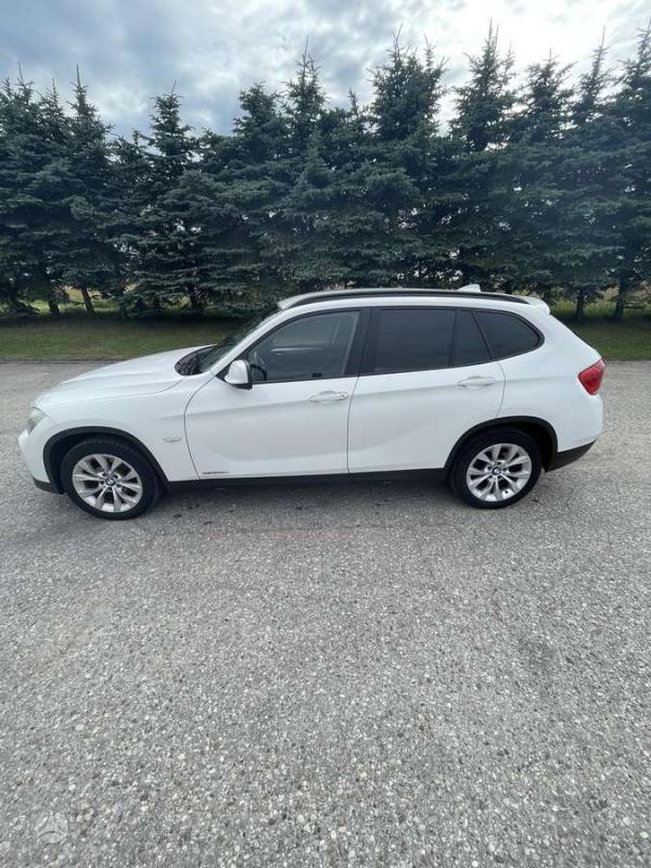 White BMW X1 2011 in Akmene, with an engine capacity of 2.00 L and mileage of 240 thousand km for 7100 €, photo 4 on AUTOMOTO.COM.LV