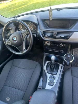 White BMW X1 2011 in Akmene, with an engine capacity of 2.00 L and mileage of 240 thousand km for 7100 €, photo 6 on AUTOMOTO.COM.LV
