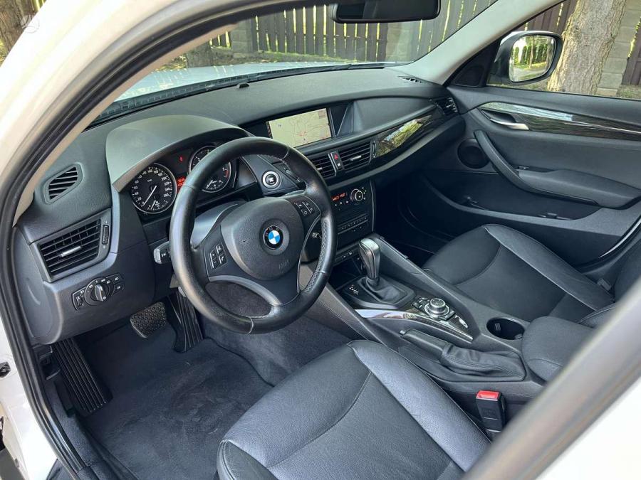 White BMW X1 2011 in Vilnius, with an engine capacity of 2.00 L and mileage of 294 thousand km for 5500 €, photo 13 on AUTOMOTO.COM.LV