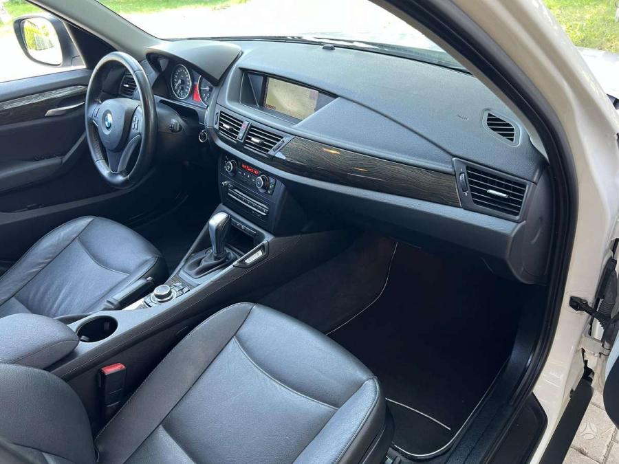 White BMW X1 2011 in Vilnius, with an engine capacity of 2.00 L and mileage of 294 thousand km for 5500 €, photo 17 on AUTOMOTO.COM.LV