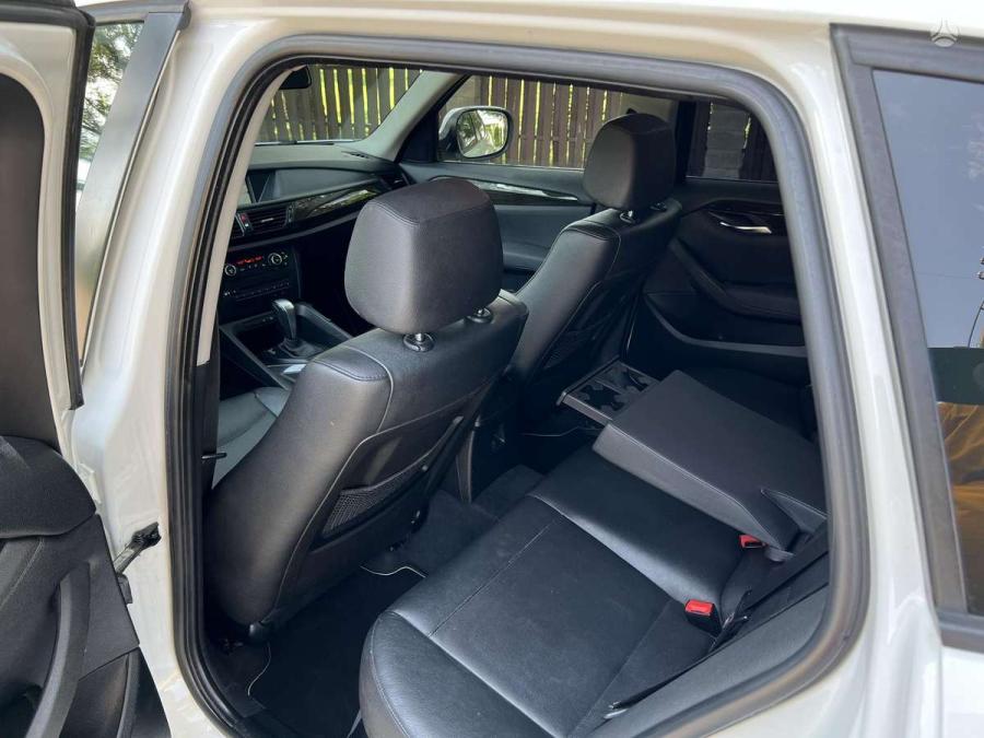 White BMW X1 2011 in Vilnius, with an engine capacity of 2.00 L and mileage of 294 thousand km for 5500 €, photo 19 on AUTOMOTO.COM.LV
