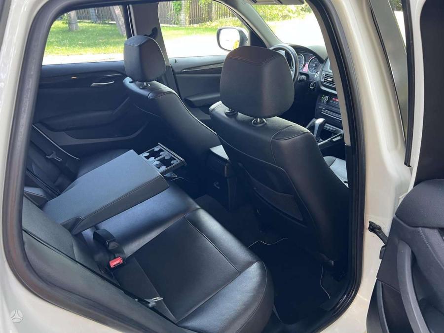 White BMW X1 2011 in Vilnius, with an engine capacity of 2.00 L and mileage of 294 thousand km for 5500 €, photo 20 on AUTOMOTO.COM.LV