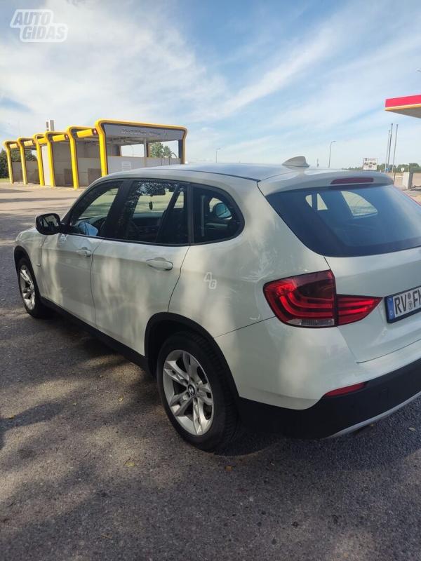 White BMW X1 2011 in Sakiai, with an engine capacity of 2.00 L and mileage of 265 thousand km for 5850 €, photo 5 on AUTOMOTO.COM.LV