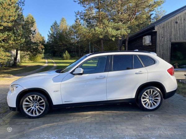 BMW X1 2011 in Vilnius on AUTOMOTO.COM.LV White BMW X1 2011 in Vilnius, with an engine capacity of 2.00 L and mileage of 225 thousand km for 6500 €, photo 1 on AUTOMOTO.COM.LV
