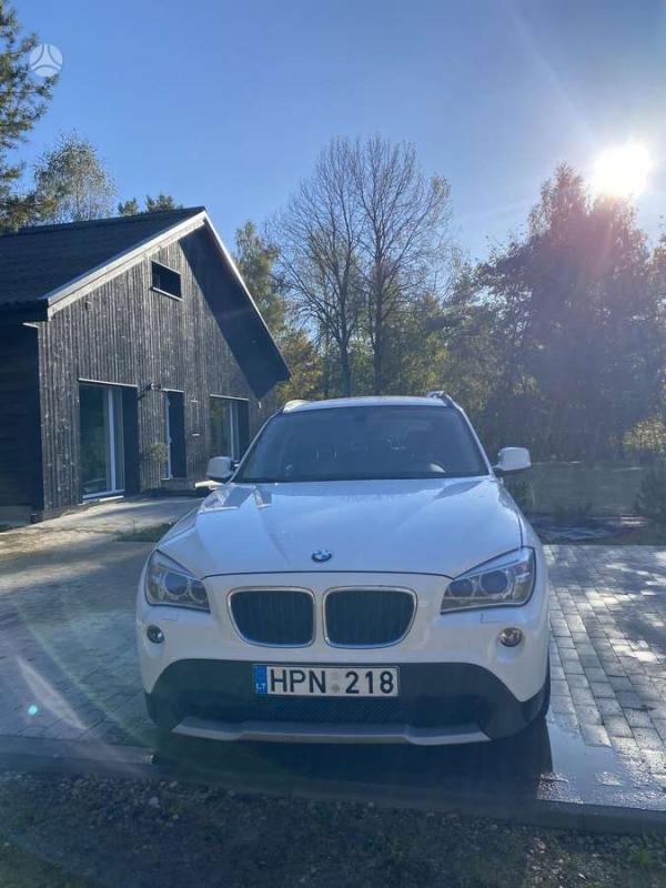 BMW X1 2011 in Vilnius on AUTOMOTO.COM.LV White BMW X1 2011 in Vilnius, with an engine capacity of 2.00 L and mileage of 225 thousand km for 6500 €, photo 3 on AUTOMOTO.COM.LV