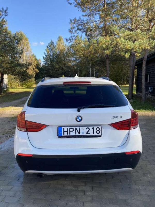 BMW X1 2011 in Vilnius on AUTOMOTO.COM.LV White BMW X1 2011 in Vilnius, with an engine capacity of 2.00 L and mileage of 225 thousand km for 6500 €, photo 5 on AUTOMOTO.COM.LV
