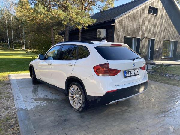BMW X1 2011 in Vilnius on AUTOMOTO.COM.LV White BMW X1 2011 in Vilnius, with an engine capacity of 2.00 L and mileage of 225 thousand km for 6500 €, photo 6 on AUTOMOTO.COM.LV
