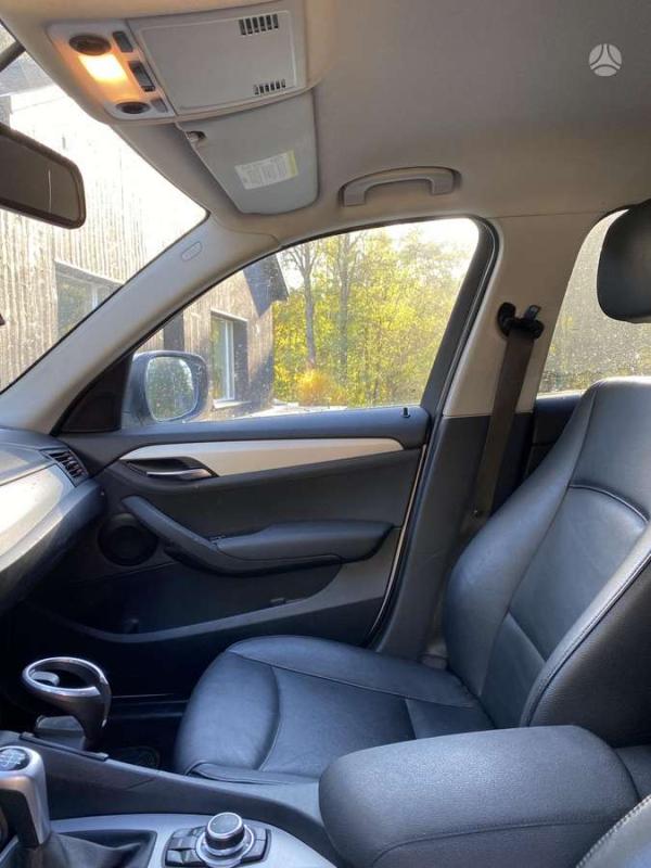BMW X1 2011 in Vilnius on AUTOMOTO.COM.LV White BMW X1 2011 in Vilnius, with an engine capacity of 2.00 L and mileage of 225 thousand km for 6500 €, photo 9 on AUTOMOTO.COM.LV