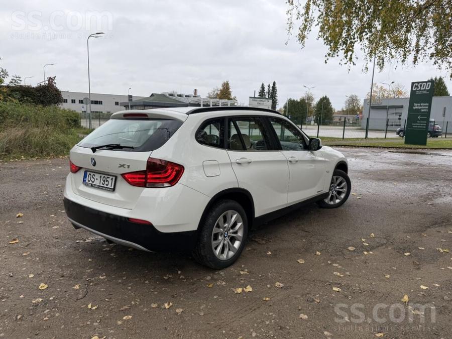 Balts BMW X1 2011 Ogre, ar dzinēja tilpumu 2.00 L un nobraukumu 133 tūkst. km par 8699 €, foto 17 vietnē AUTOMOTO.COM.LV