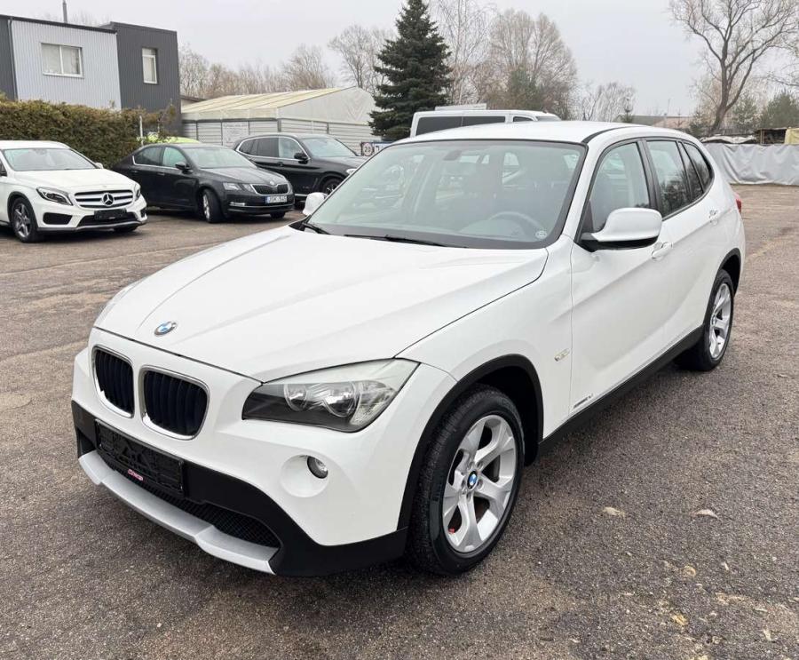White BMW X1 2012 in Panevezys, with an engine capacity of 2.00 L and mileage of 258 thousand km for 5100 €, photo 1 on AUTOMOTO.COM.LV