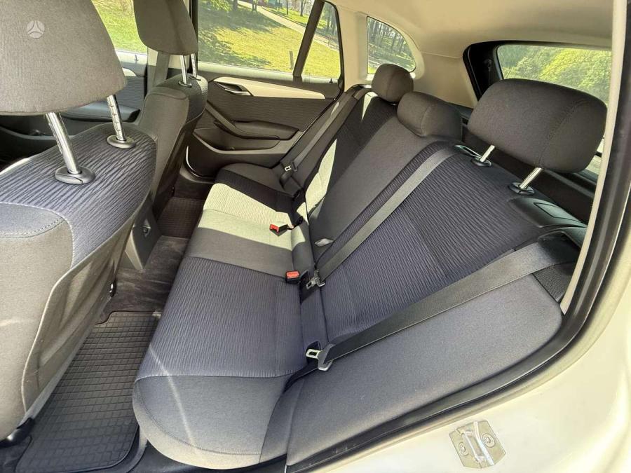 Balts BMW X1 2012 Marijampole, ar dzinēja tilpumu 2.00 L un nobraukumu 150 tūkst. km par 5900 €, foto 14 vietnē AUTOMOTO.COM.LV