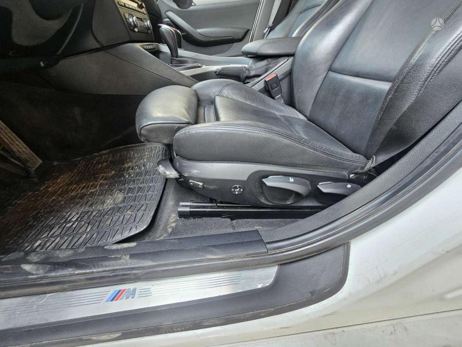 White BMW X1 2012 in Vilnius, with an engine capacity of 2.00 L and mileage of 292 thousand km for 8550 €, photo 10 on AUTOMOTO.COM.LV