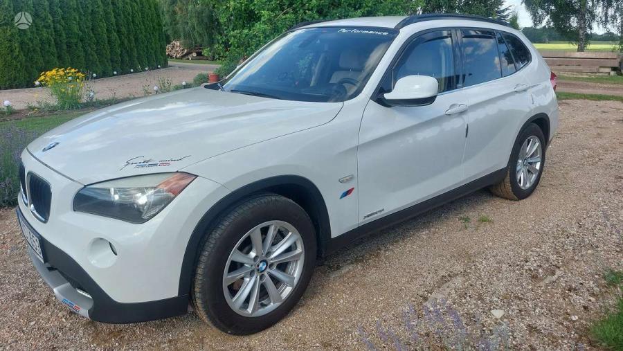 White BMW X1 2012 in Utena, with an engine capacity of 2.00 L and mileage of 227 thousand km for 8300 €, photo 3 on AUTOMOTO.COM.LV
