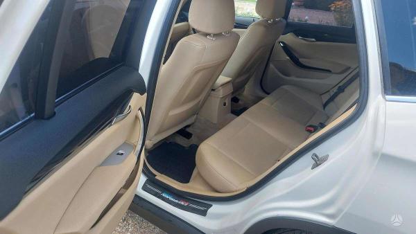 White BMW X1 2012 in Utena, with an engine capacity of 2.00 L and mileage of 227 thousand km for 8300 €, photo 10 on AUTOMOTO.COM.LV