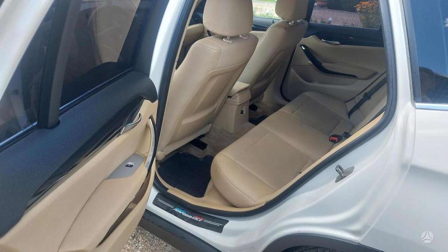 White BMW X1 2012 in Utena, with an engine capacity of 2.00 L and mileage of 227 thousand km for 8300 €, photo 11 on AUTOMOTO.COM.LV