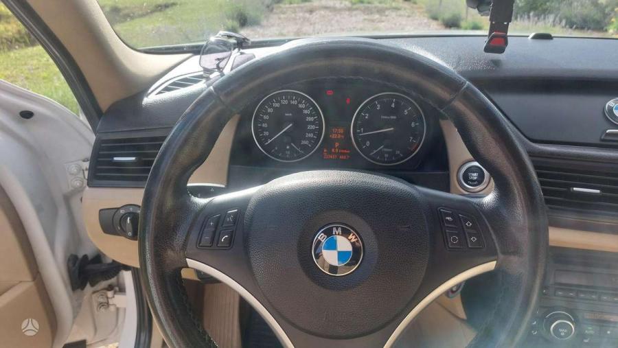 White BMW X1 2012 in Utena, with an engine capacity of 2.00 L and mileage of 227 thousand km for 8300 €, photo 15 on AUTOMOTO.COM.LV
