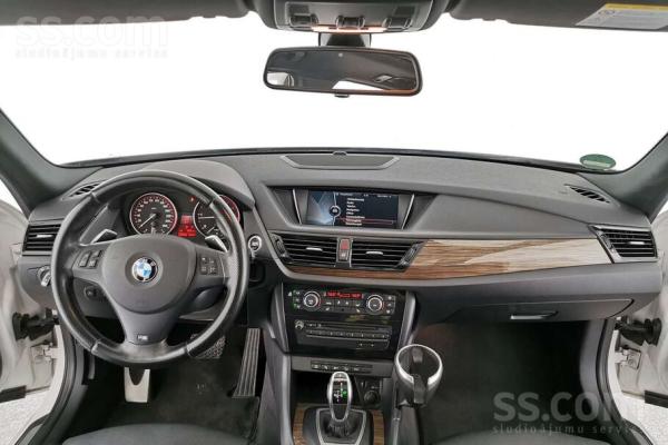 White BMW X1 2012 in Riga, with an engine capacity of 2.00 L and mileage of 225 thousand km for 10900 €, photo 4 on AUTOMOTO.COM.LV