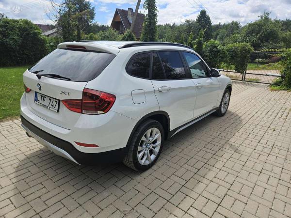 White BMW X1 2012 in Vilnius, with an engine capacity of 2.00 L and mileage of 253 thousand km for 6750 €, photo 3 on AUTOMOTO.COM.LV