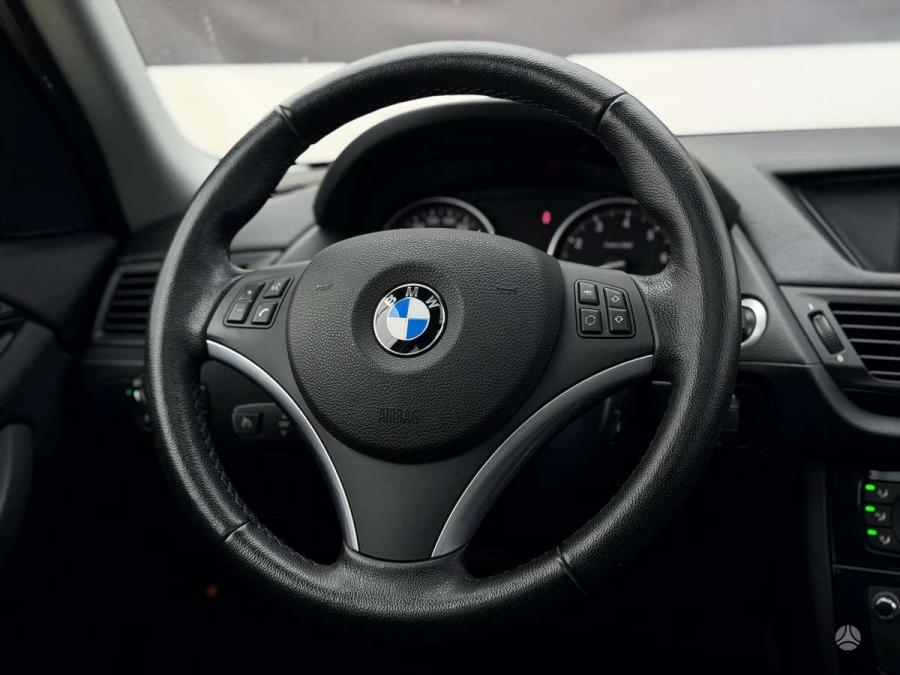 White BMW X1 2012 in Vilnius, with an engine capacity of 2.00 L and mileage of 171 thousand km for 9999 €, photo 19 on AUTOMOTO.COM.LV