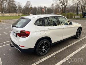 White BMW X1 2013 in Riga, with an engine capacity of 2.00 L and mileage of 228 thousand km for 9190 €, photo 2 on AUTOMOTO.COM.LV