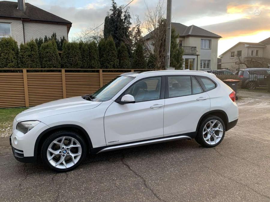 White BMW X1 2013 in Ukmerge, with an engine capacity of 2.00 L and mileage of 314 thousand km for 7250 €, photo 1 on AUTOMOTO.COM.LV