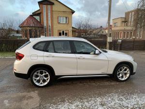 White BMW X1 2013 in Ukmerge, with an engine capacity of 2.00 L and mileage of 314 thousand km for 7250 €, photo 6 on AUTOMOTO.COM.LV