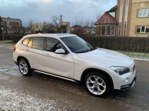 White BMW X1 2013 in Ukmerge, with an engine capacity of 2.00 L and mileage of 314 thousand km for 7250 €, photo 11 on AUTOMOTO.COM.LV